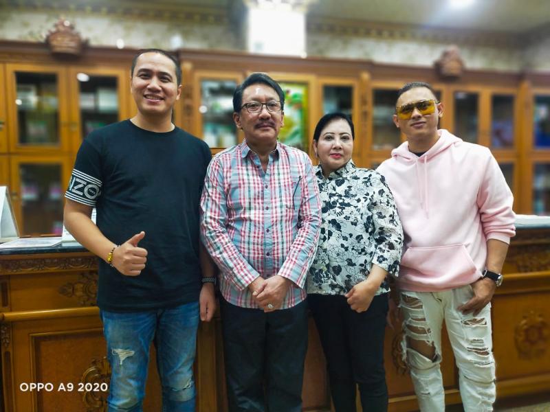 Bersama 2 Penyanyi Cantik, Ressa Herlambang dan Kiki Kanoe Lakukan ... Bersama 2 Penyanyi Cantik, Ressa Herlambang dan Kiki Kanoe Lakukan ...