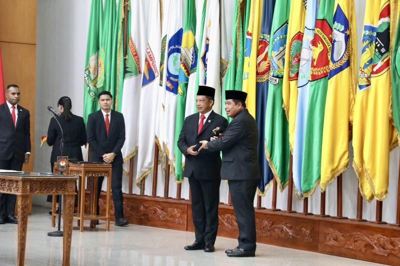 Mendagri Lantik Suhajar sebagai Wakil Rektor IPDN Mendagri Lantik Suhajar sebagai Wakil Rektor IPDN