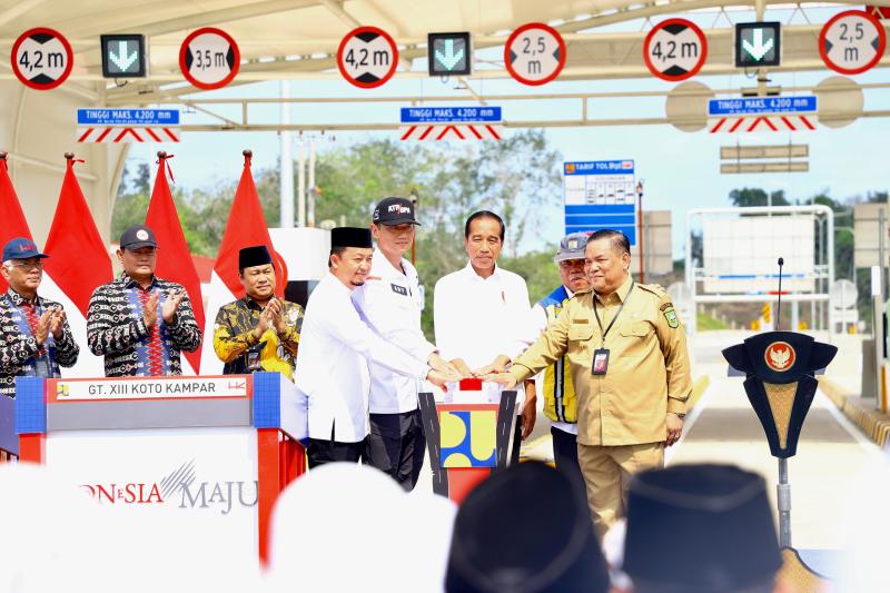 Kunjungi Riau, Menteri ATR/Kepala BPN Dampingi Presiden RI Resmikan Jalan Tol Pekanbaru-Padang ...