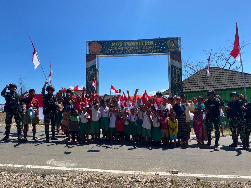 Satgas Yonif 742/Swy Kibarkan Bendera Merah Putih Bersama Warga Dan ...