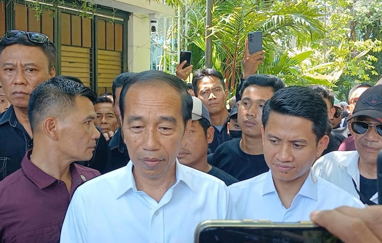 Jokowi Tunjukkan Ijazah dari SD hingga Sarjana kepada Wartawan di Rumah Pribadinya